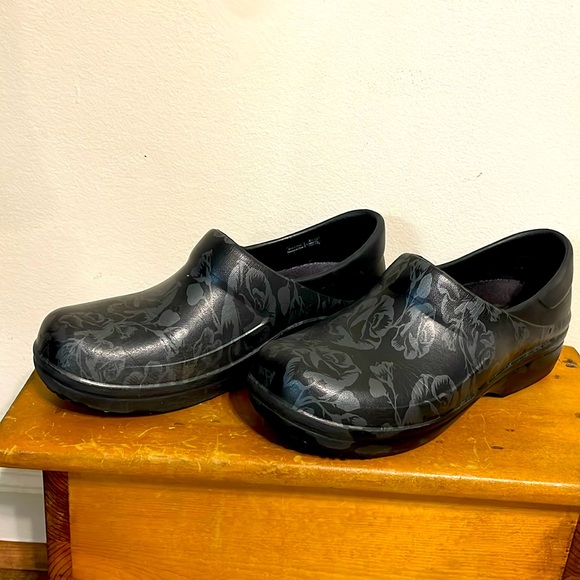 CROCS | Shoes | Crocs Comfort Floral Clogs Size 7w Medical Nurse Slip ...